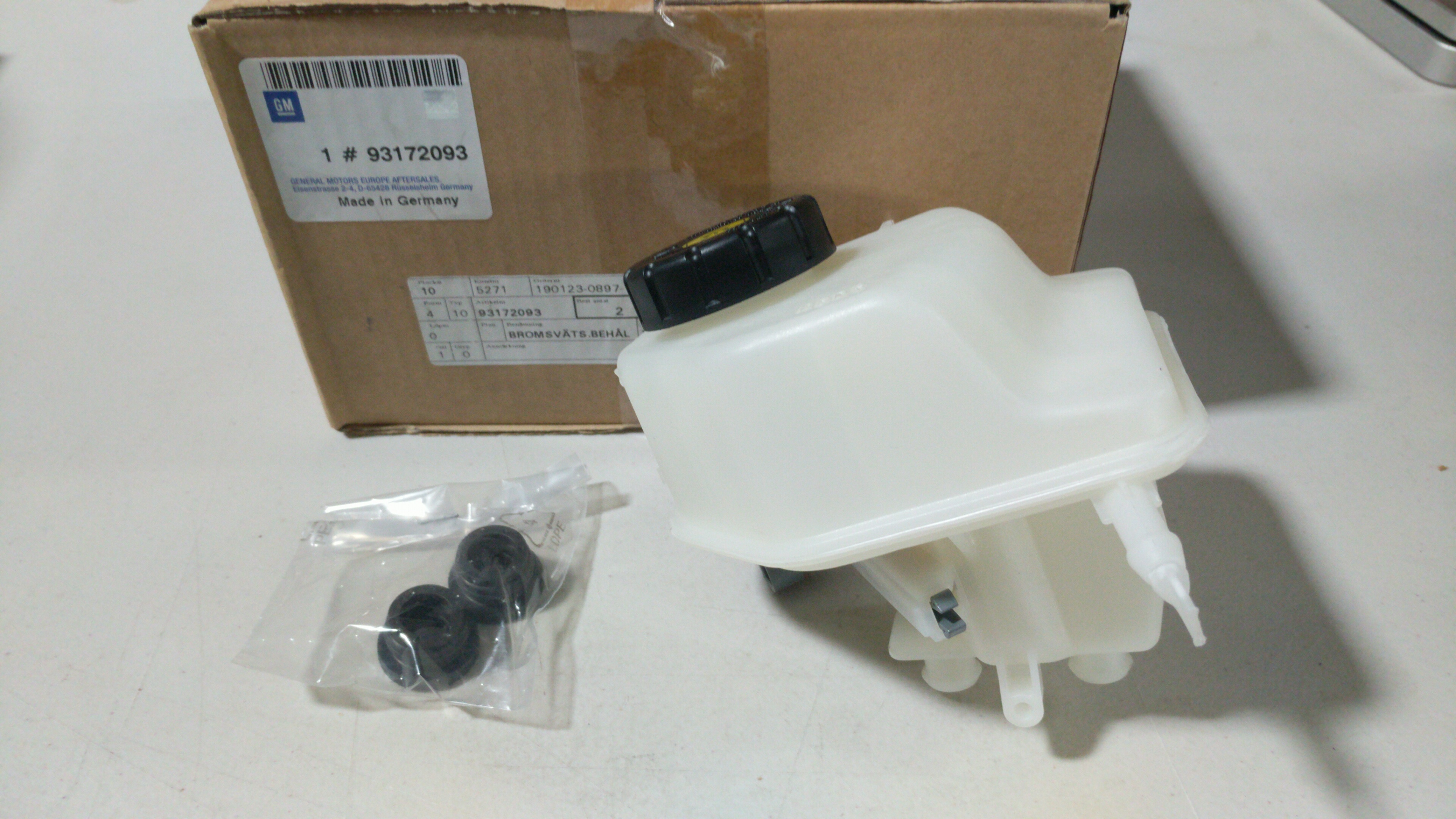 Saab [93172093] Brake Fluid Reservoir (RHD) - eSaabParts.com